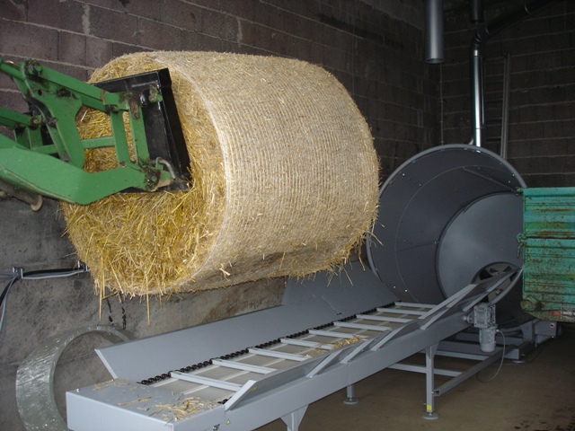 Baleopener and Strawshredder for round bales
