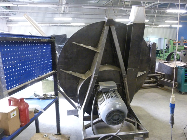 Baleopener and Strawshredder for round bales