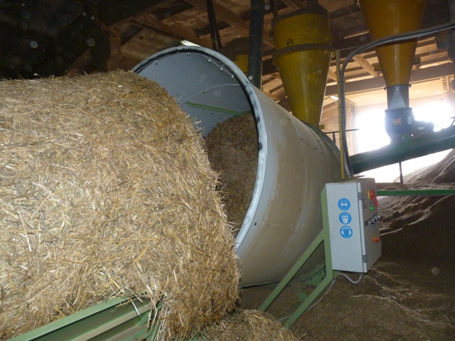Baleopener and Strawshredder for round bales
