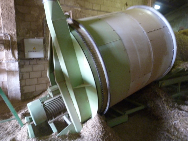 Baleopener and Strawshredder for round bales