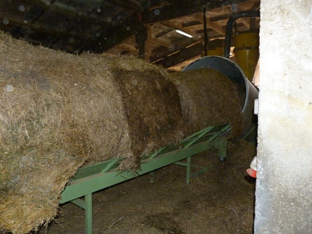Baleopener and Strawshredder for round bales