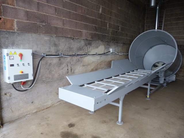 Baleopener and Strawshredder for round bales